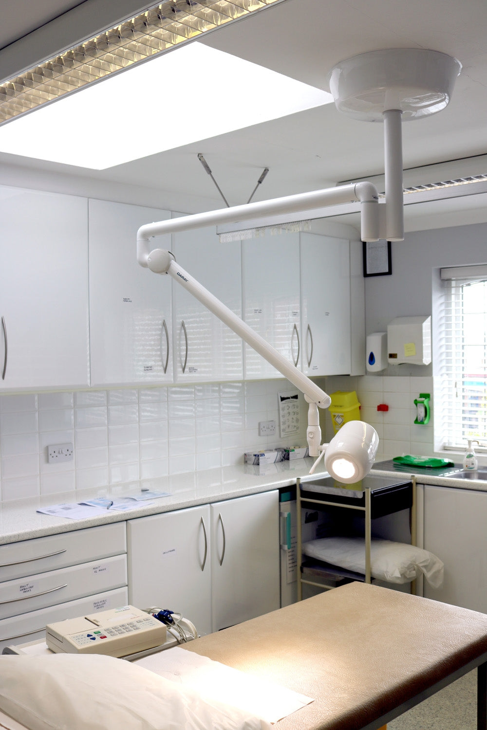 X400 ceiling-mount examination light – DARAY